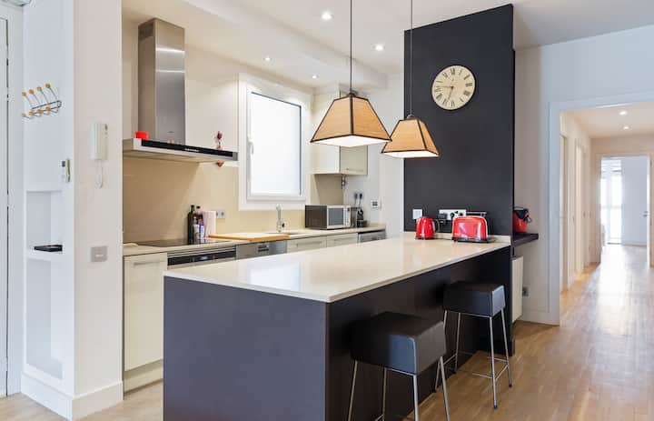 Amazing 2 Bed Apt, Sleeps 4 In Eixample - Barcelona