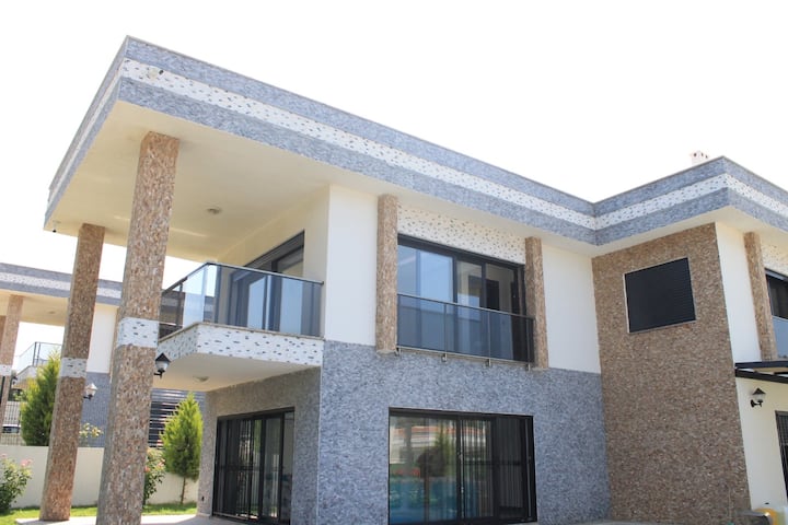 ÖZel Havuzlu Aile Için Vi̇lla - Kuşadası