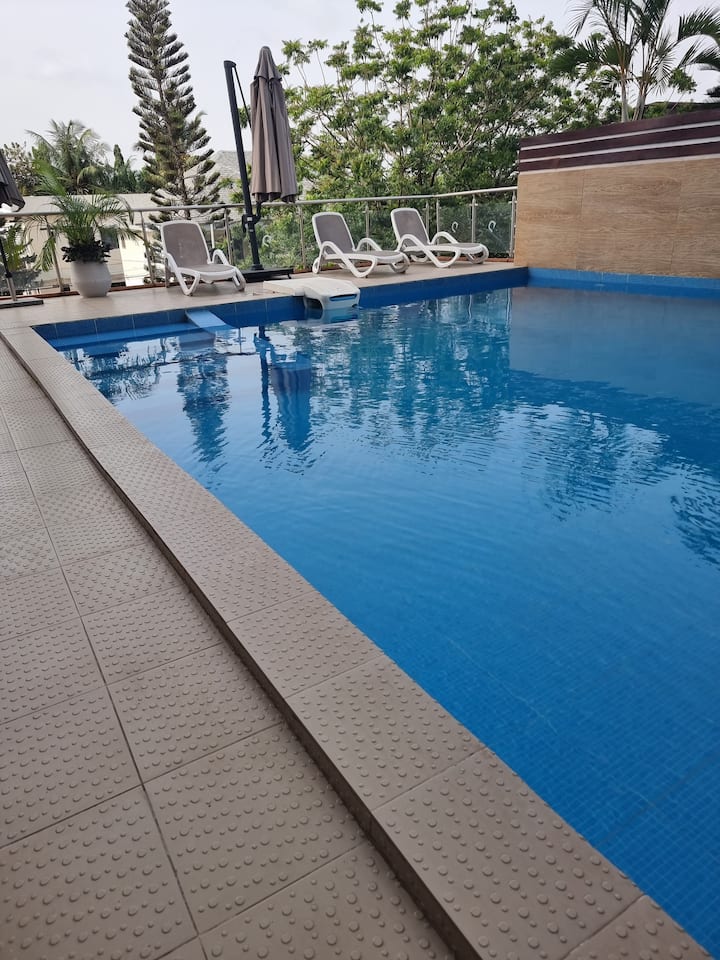 Lovely 2-bedroom Apartment With A Pool And Gym - Accra