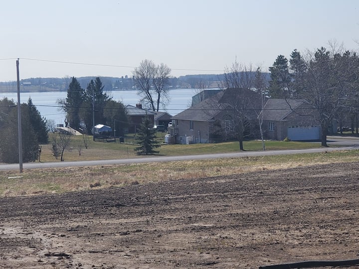 County Hillside Lakeview Residence - Napanee