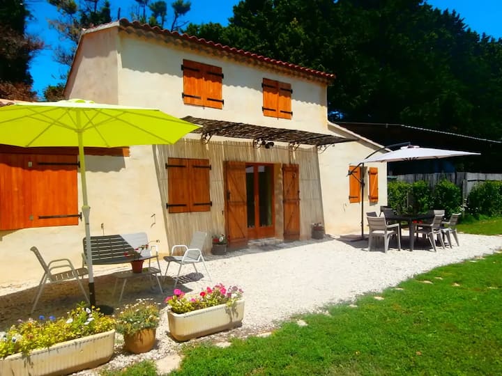 Maison En Campagne Face Au Chateau De Thouzon - Vaucluse