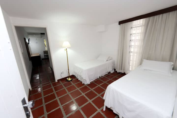 Apartamento 274 Confortável Em Condomínio Em Hotel Em Frente Ao Mar Na Praia Da Enseada Com Serviços De Hotel - Guarujá