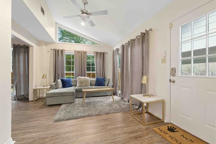 Spacious & Gorgeous 
3 Br/ 2.5 Bath
Townhouse - Mobile, AL