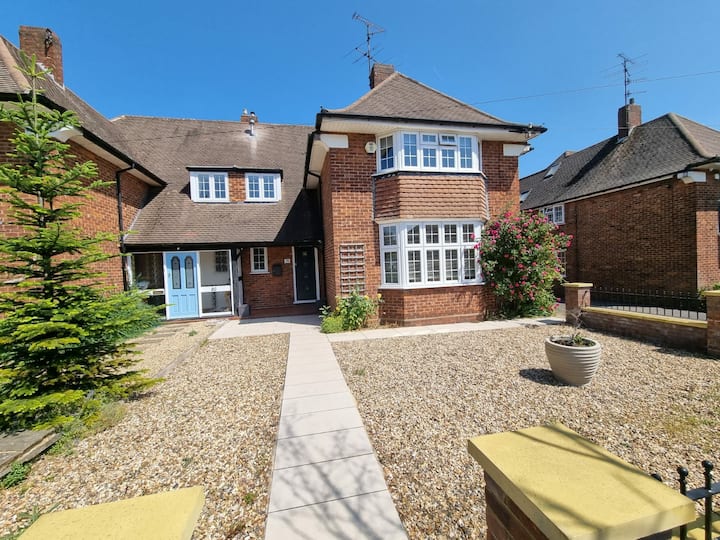 Stunning Spacious 6 Bedroom Family Home - Luton