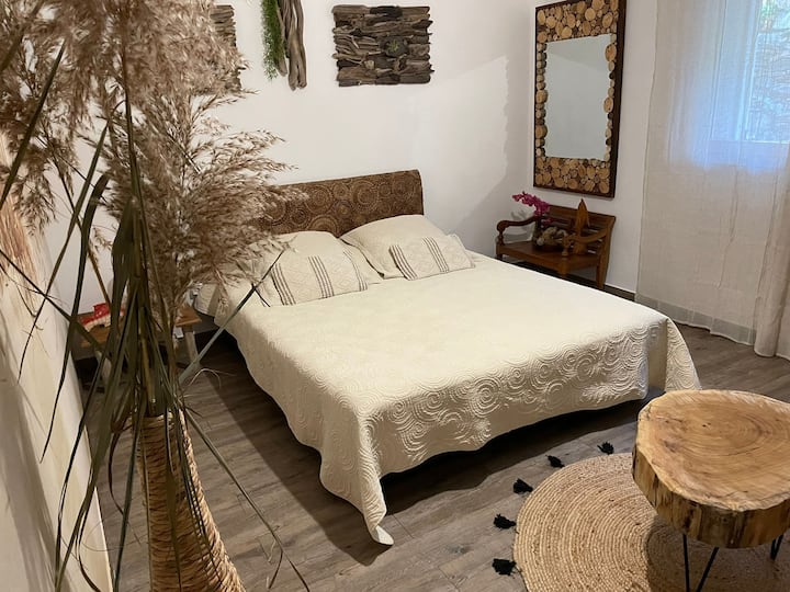 Détente Dans Un Joli Cadre Fleuri - Haute-Corse