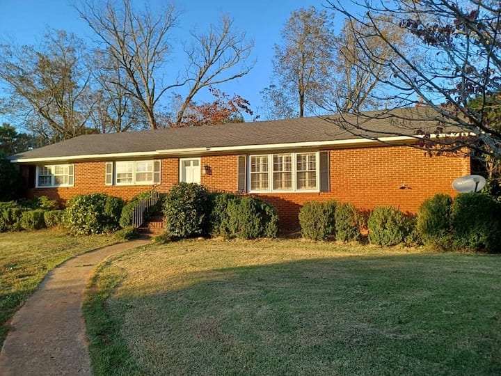 Cheerful 4 Bedroom Residential Home 12 Min To Uga - Athens, GA