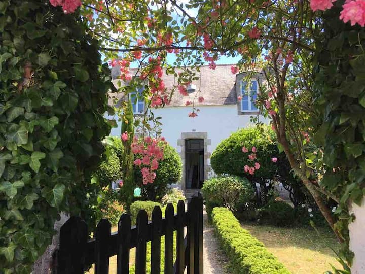 Jolie Maison Bigoudène, Centre, Port Et Plages. - Lesconil
