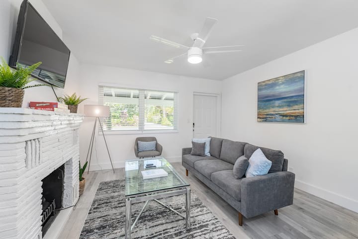 Relaxing Home With Huge Yard Close To Everything! - Fort Lauderdale, FL