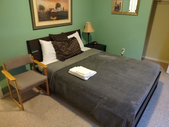 Mt Goode Room @ Snoqualmie Ridge Mansion - Snoqualmie, WA