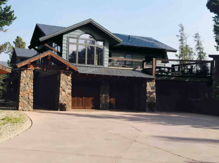 Aspen Estate: Private, Central, Wooded Haven - Frisco, CO