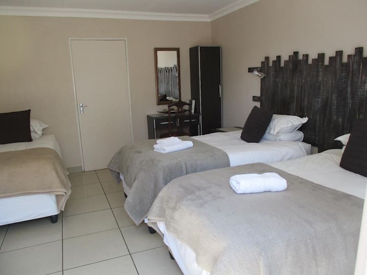 Ukarimu Guest House - Topaz Room - Klerksdorp