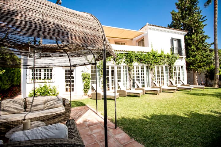 Breathtaking Villa In A Prestigious  Location - Marbella