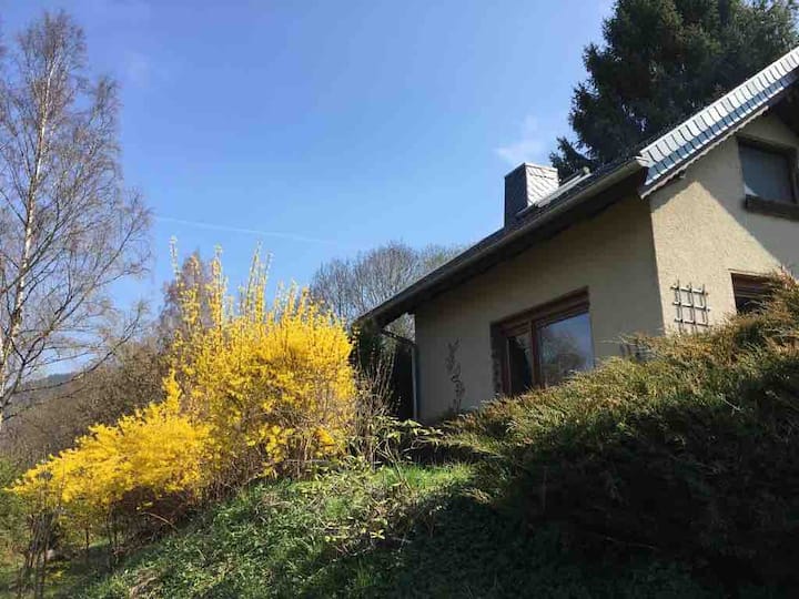 Kleines Ferienhaus, Sonnige Hanglage - Steinbach-Hallenberg