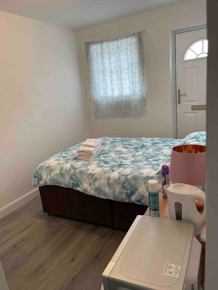 En-suite With Free Local Parking. - Corby