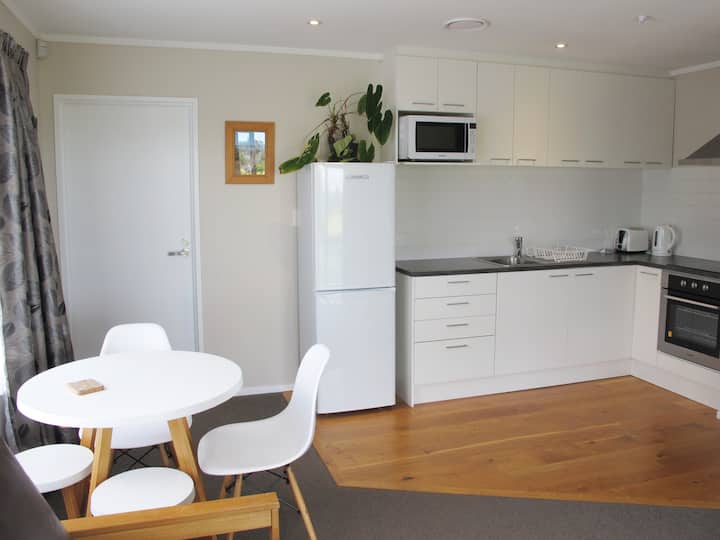 Private One Bedroom Downstairs Flat With Kitchen - Auckland