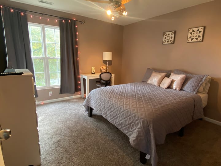 Cozy Queen Suite Near Downtown Raleigh - Raleigh, NC