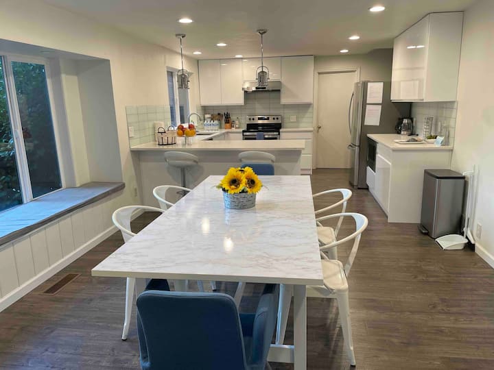 Remodeled 4 Bed, Minutes To Bellevue Downtown - Bellevue, WA
