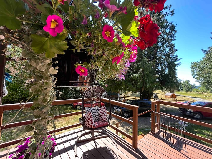 Waterfront 3–4 Bedrm Acreage - Powell River