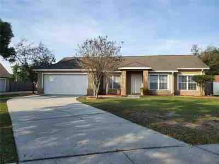 Have This Immaculate 3 Bedroom Home To Yourself. - Orange Park