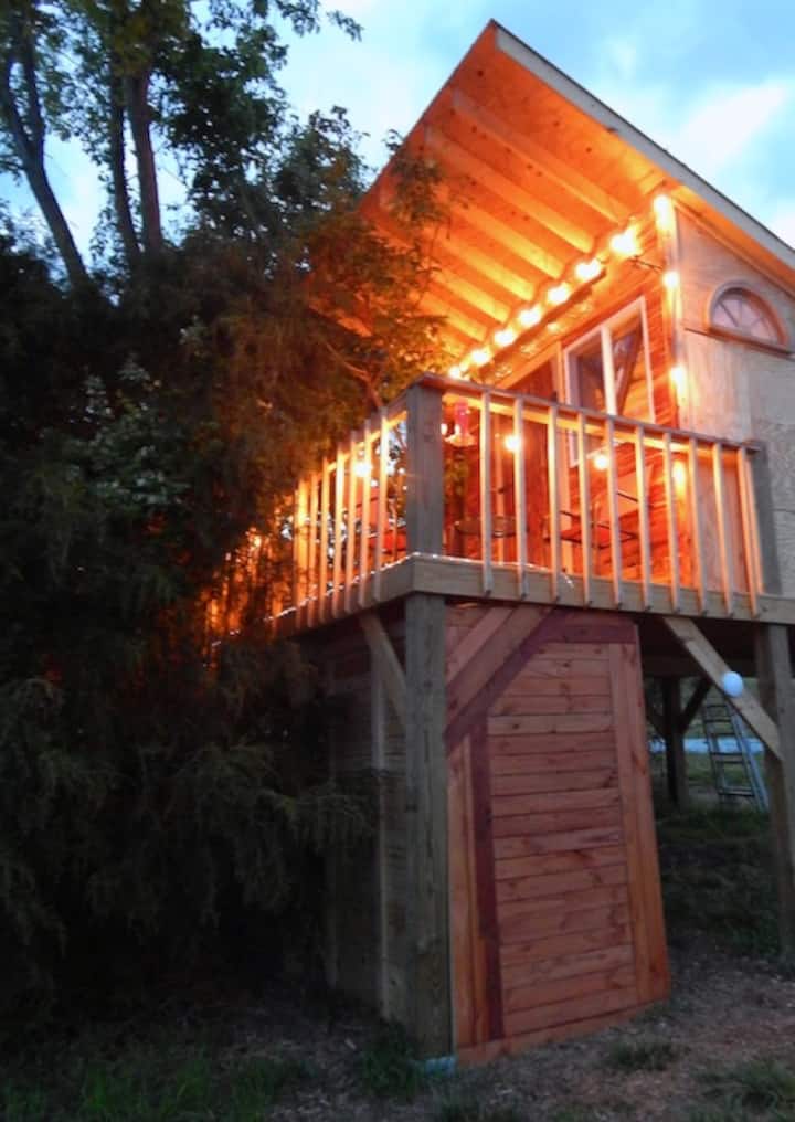 Fox Den Treehouse on Llama Farm(sleeps TWO ONLY) - Treehouses for Rent ...