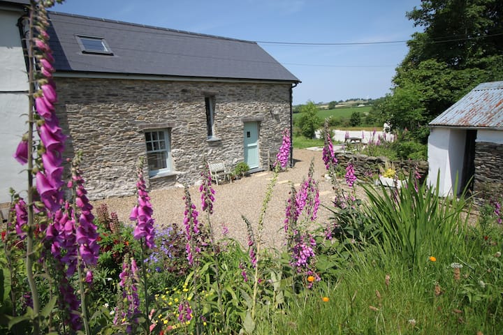 Modern And Stylish Rural Retreat With Woodburner - Pembrokeshire