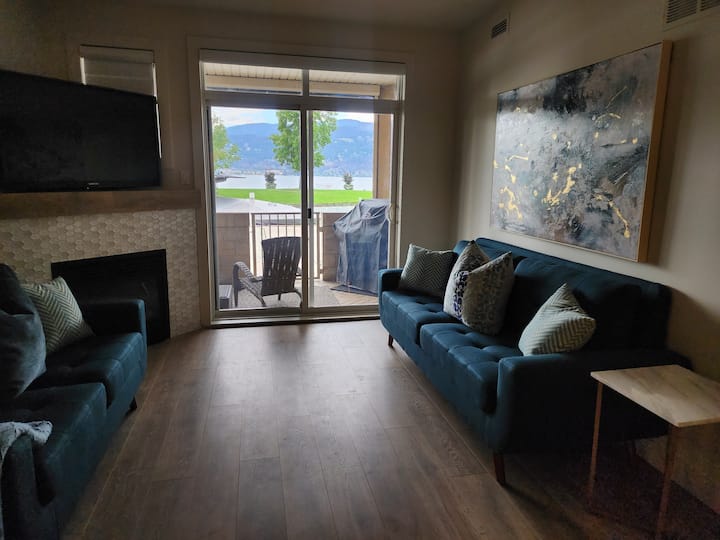 Luxury Lake Front 3 Bed 2 Bath - Kelowna