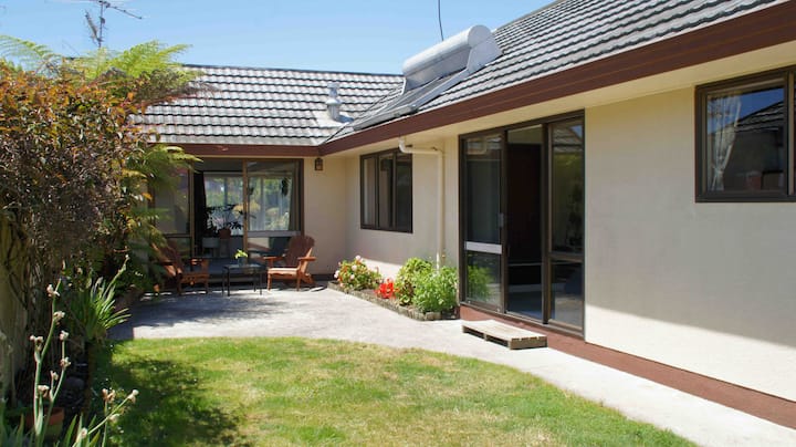 70s Holiday Home Close To The Beach - Motueka