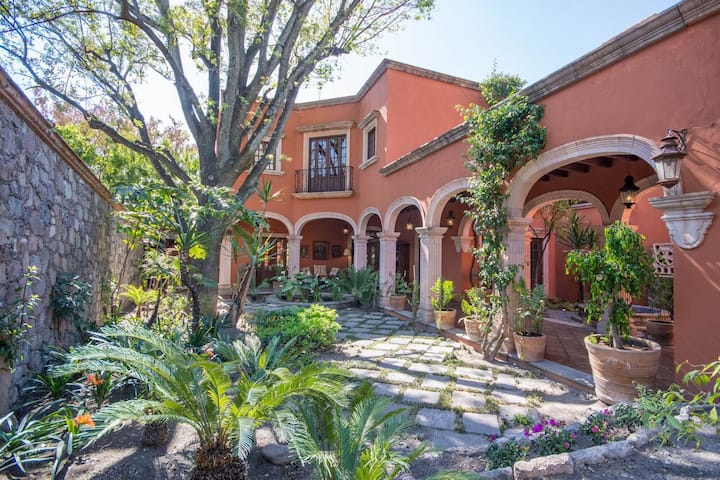 Colonial Style House Downtown With Parking! - San Miguel de Allende