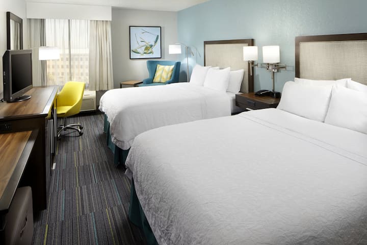 Hotel Room, Free Breakfast And Parking - Orlando, FL
