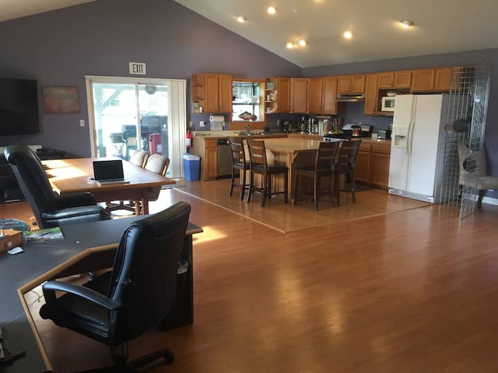 All Alaskan Northern Lts Rm- Qn Bed, Private Bath - Valdez, AK