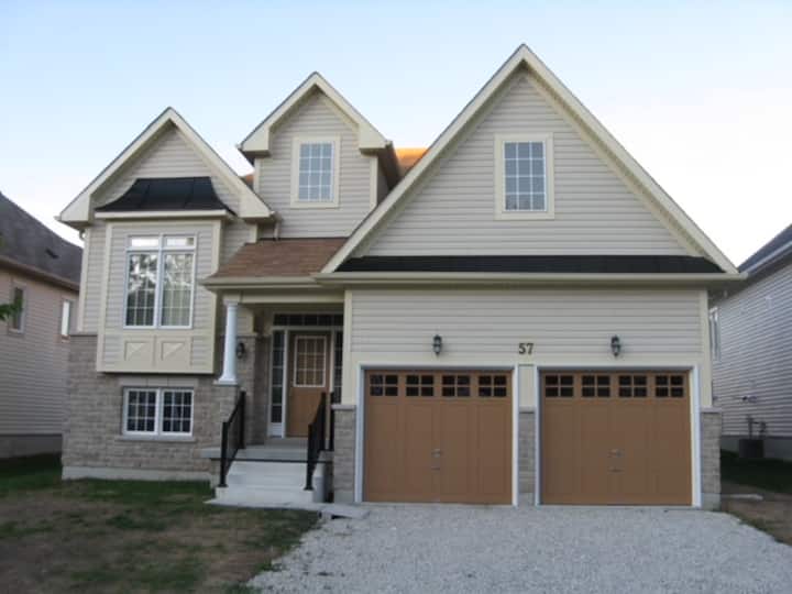 Beautiful & Modern Wasaga Beach Bungalow - Wasaga Beach
