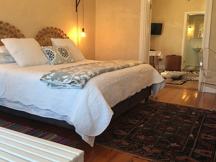 Shades Of Africa - The Garden Suite - Oudtshoorn