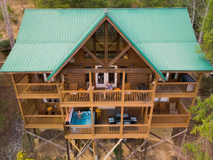 5 Star Cabin Near Downtown Mountain Views Hot Tub! - 加特林堡