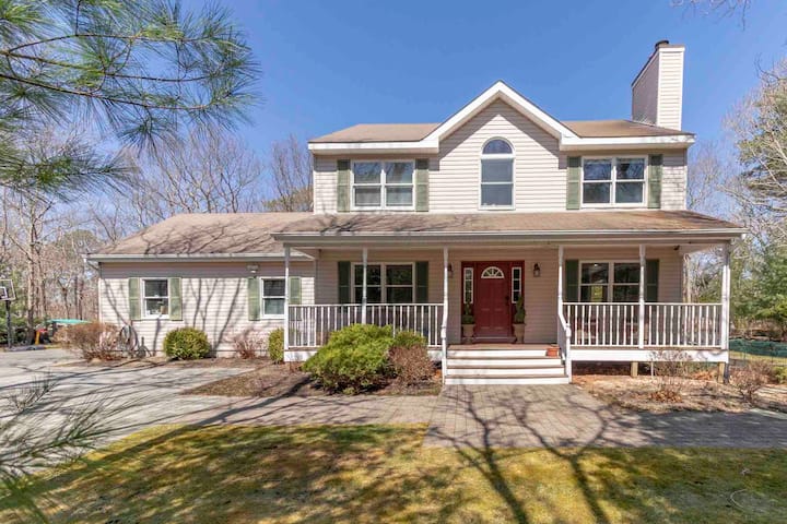 Hamptons 5br Stay • Near Bay & Cozy Firepit - Long Island Aquarium, Riverhead