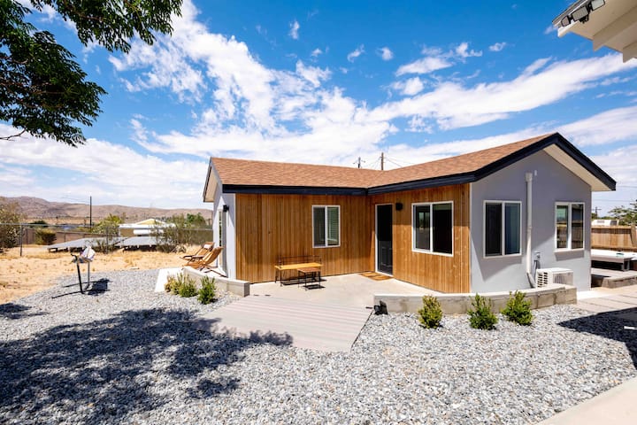 Joshua Tree Village Cabin - Joshua Tree, CA