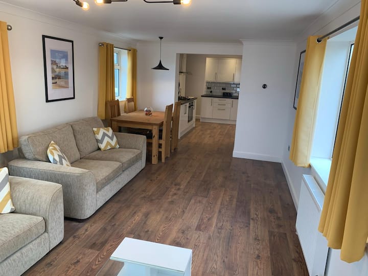 Entire 3 Bedroom Bungalow - Close To  Porth Beach - Newquay