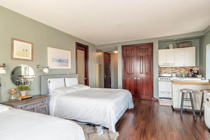 Budget Studio Ocean View! Corner Unit 2 Beds - Venice Beach, Los Angeles, CA
