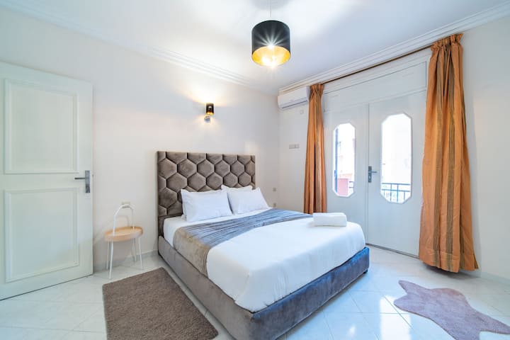 Chic & Central: 2br Apt. Near Zara, Plaza & Dining - Marrakech