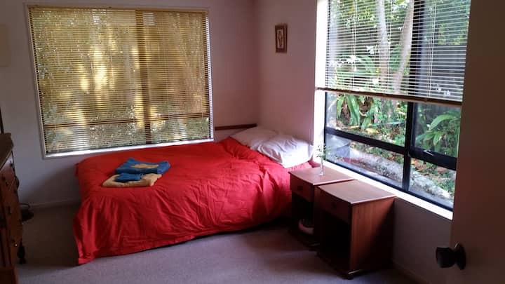 Room In Cosy Family Home With Outdoor Space, Sauna - Auckland