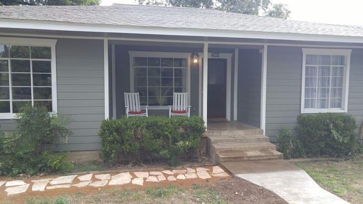 Elkes Creek Haus - Fredericksburg, TX
