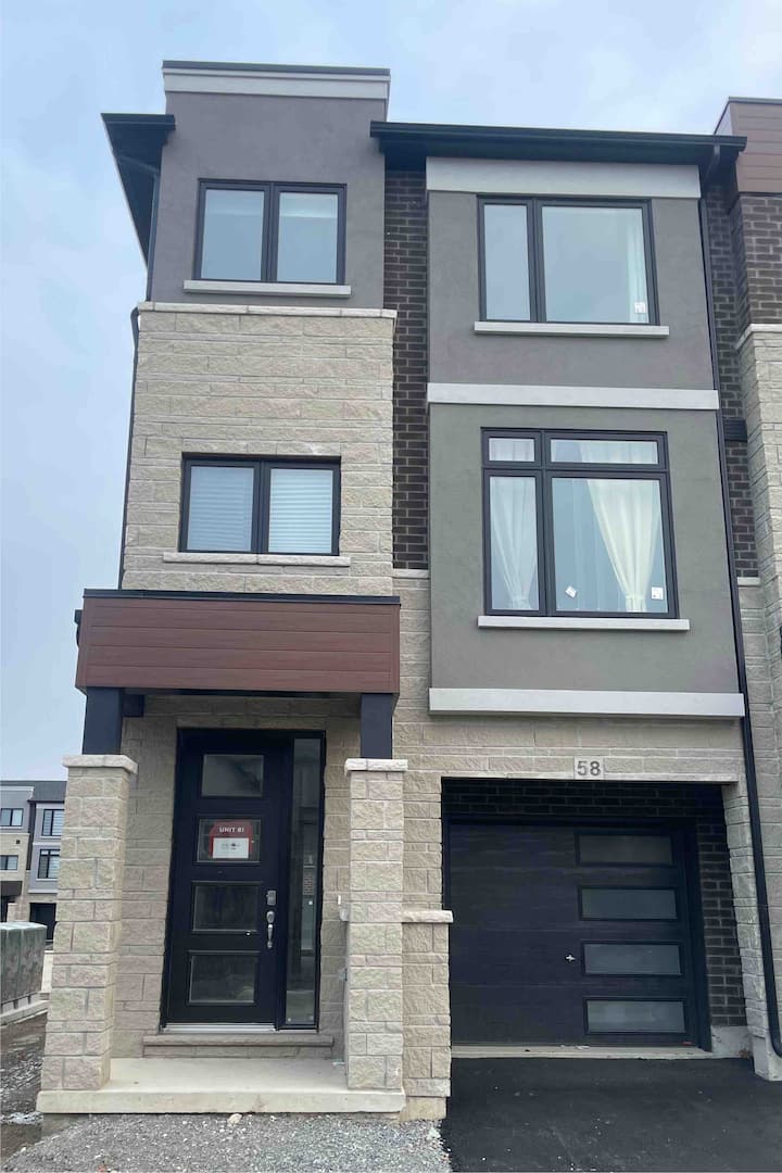 New 3- Bedroom & 4 Bathroom End Unit - Hamilton