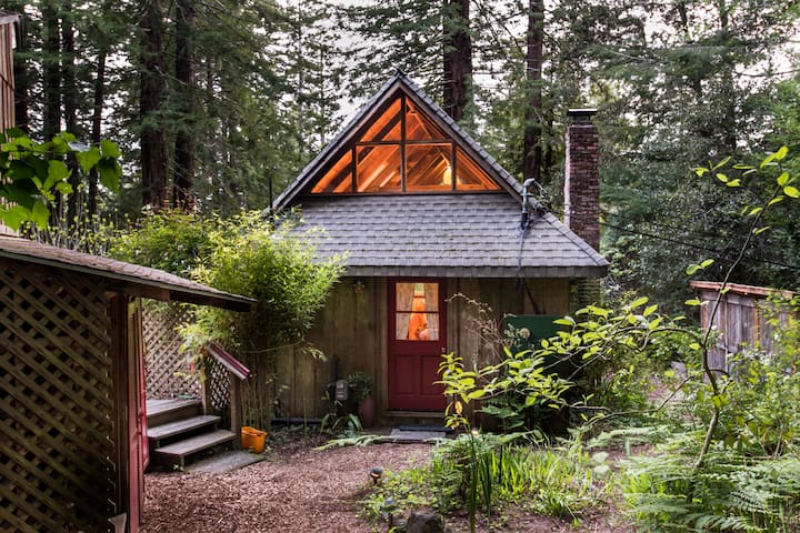 Ames House, One Bedroom Cottage +Loft W/double Bed - Mendocino, CA