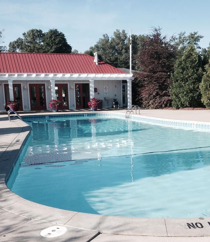 Cozy Condo -  Cool Pool! - Saugatuck, MI