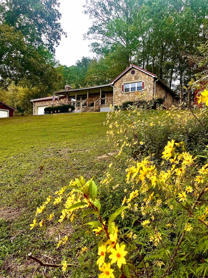 The Knoll Is A Cozy Country Home. - Mammoth Cave, KY