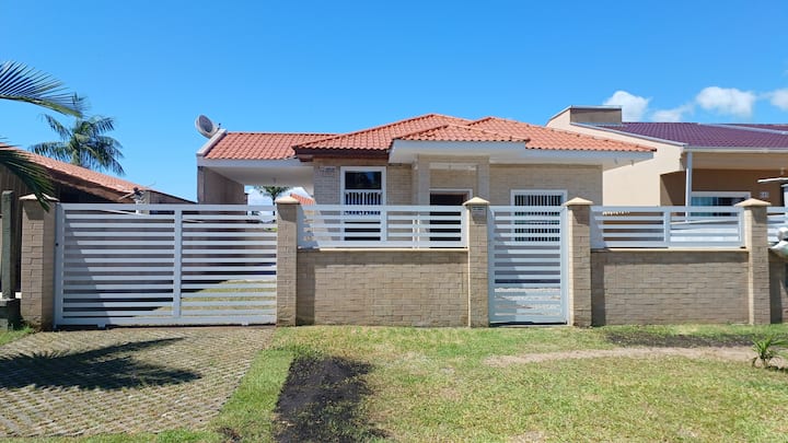 Casa Na Praia Com Piscina Em Itapoa Sc. - Itapoá