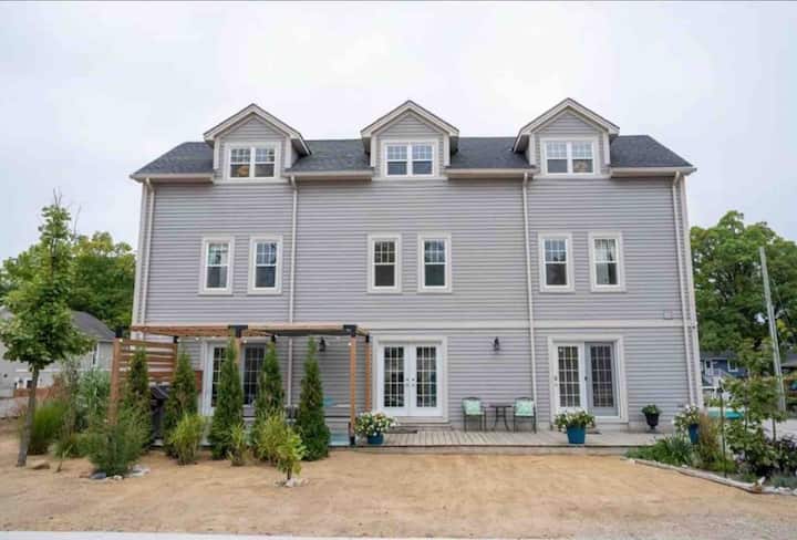 The Grey Beach House!! In The Heart Of Grand Bend - Grand Bend