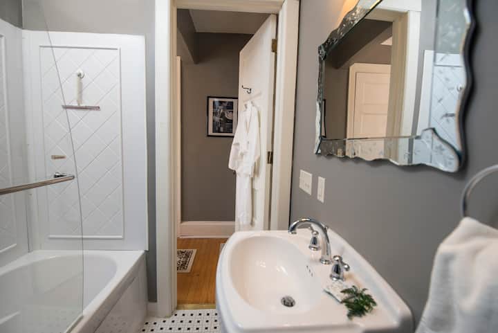 Emmett And Eva Room - Ringling House Bed & Breakfast - Baraboo, WI