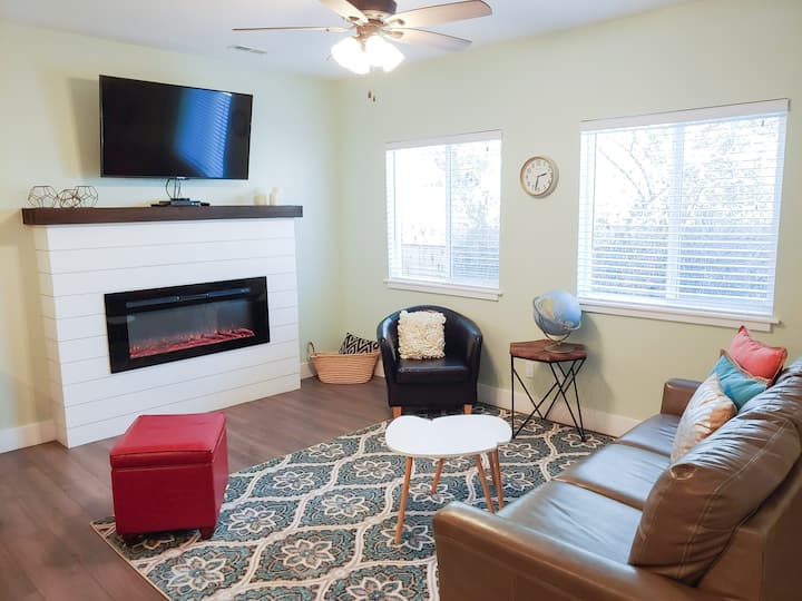 Modern Chic Downtown Home - Walk To Everything!! - Castle Rock, CO