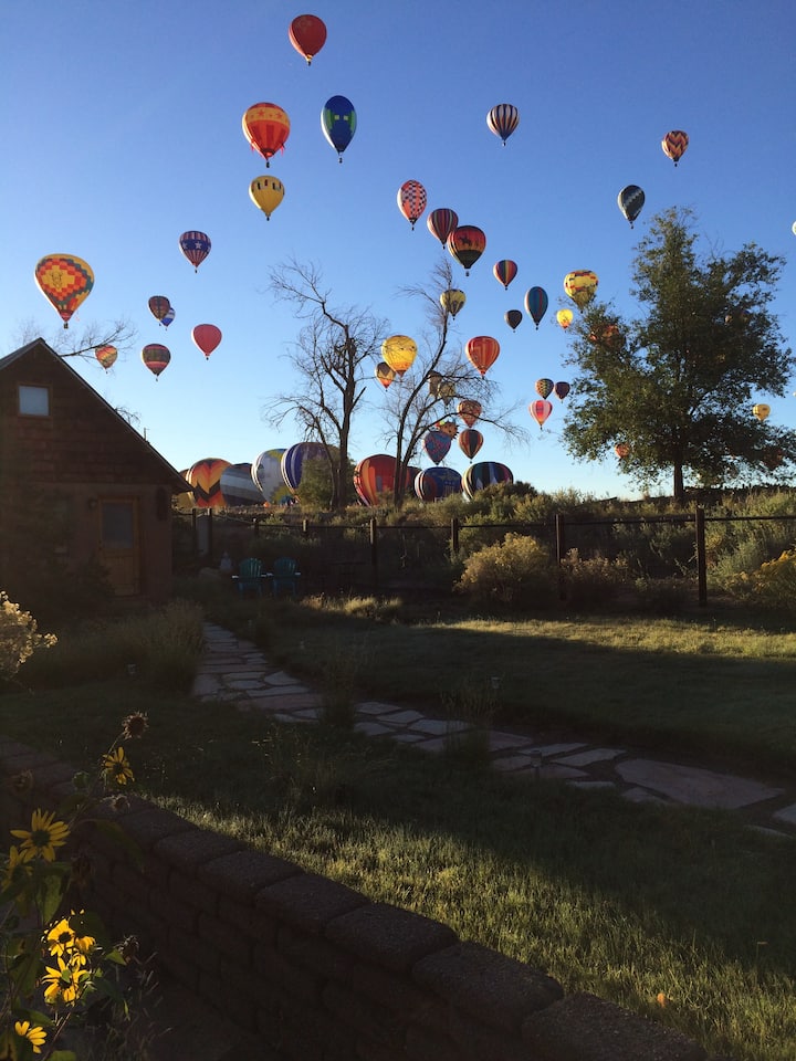 Adobe Casita Behind Balloon Fiesta- Pet Friendly - New Mexico