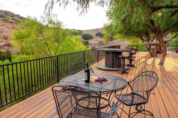 Galaviz Mountain Ranch: Spacious Stay, Large Patio - Canyon Lake, CA